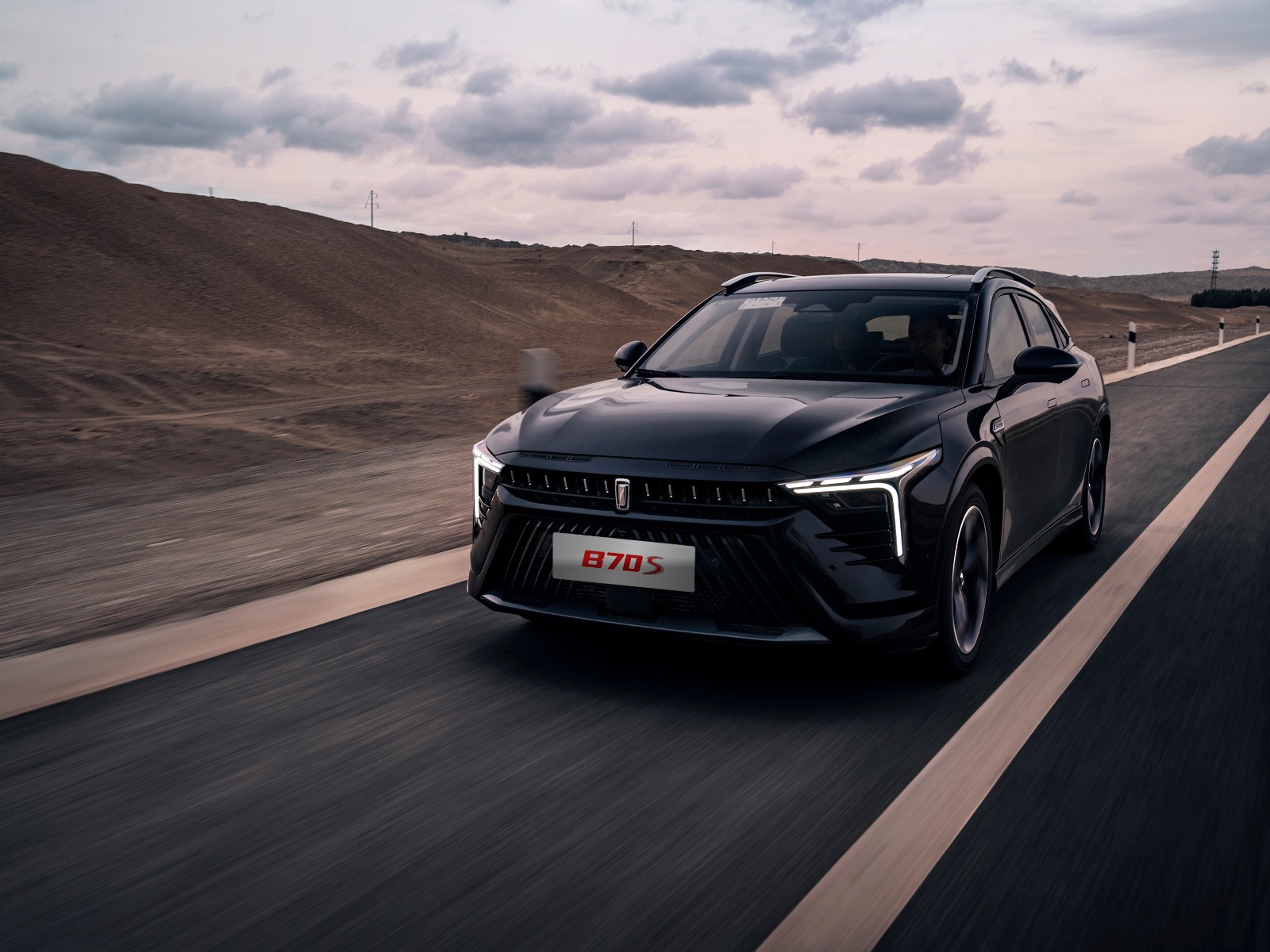 مواصفات سيارة بيستون B70S 2023 في السعودية (الصور والأسعار)